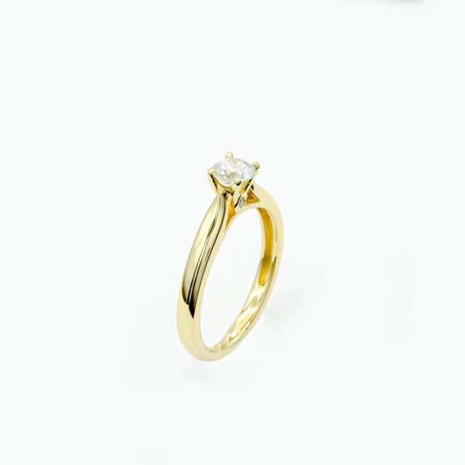 Ana Maria Perú | Anillo solitario en oro amarillo 18K con diamantes